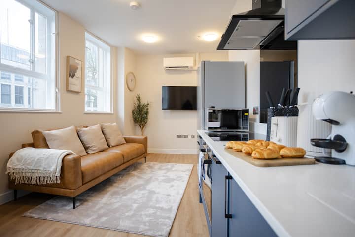 Castle View Apartments | 2br | Air Conditioned - Cardiff
