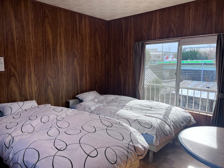 とこにゃんがベッドから見えるツインベッドの宿 - Chita