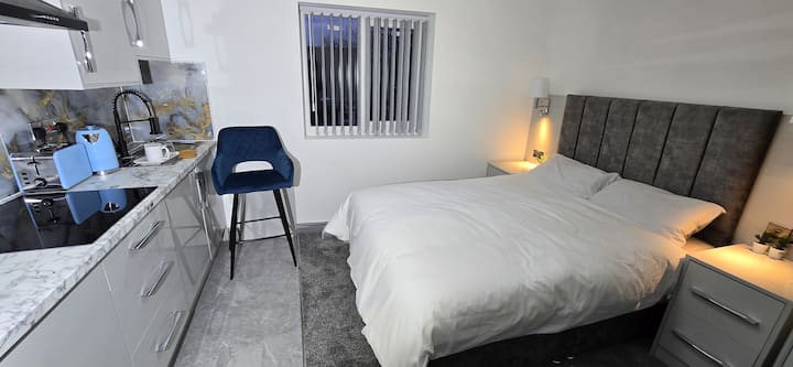 Modern Studio Flat With Private Kitchen & Bath 1 - Manchester