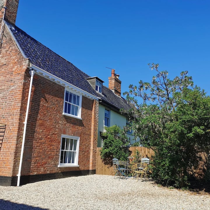 Step Into Timeless Charm Situated Norfolk/suffolk - Beccles