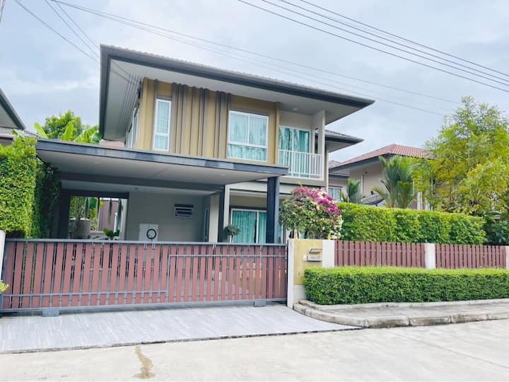 Saransiri Kohkeaw By Richy Naphat - Phuket