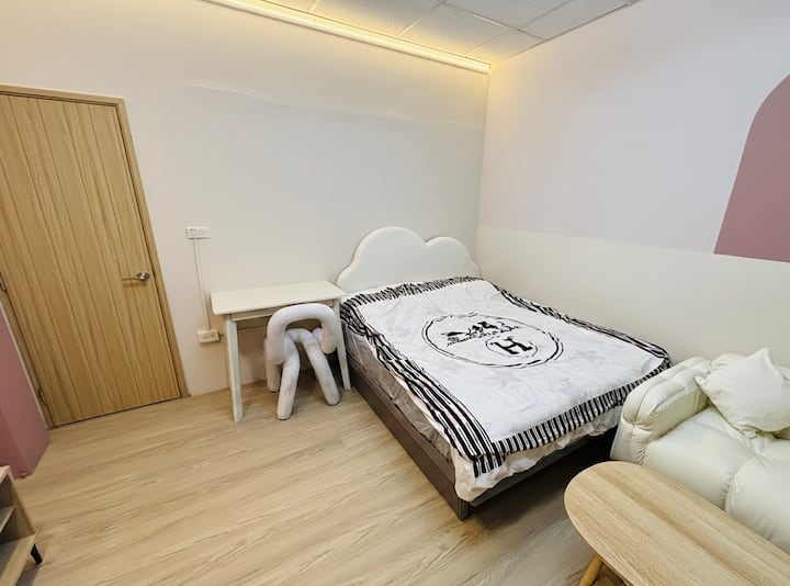 免費停車-中西區-法式奶油風-親子7人房/近神農街/武聖夜市/月租/寵物友善 - Tainan City