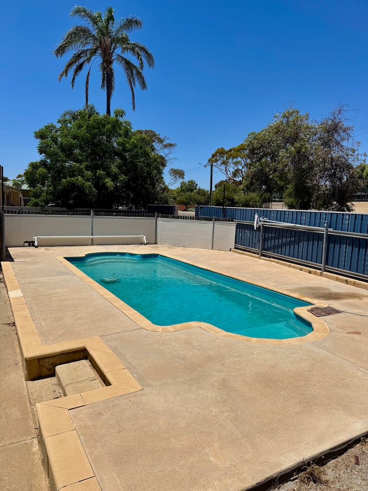 4 Bedroom 2 Bathroom And A Pool! - Merredin