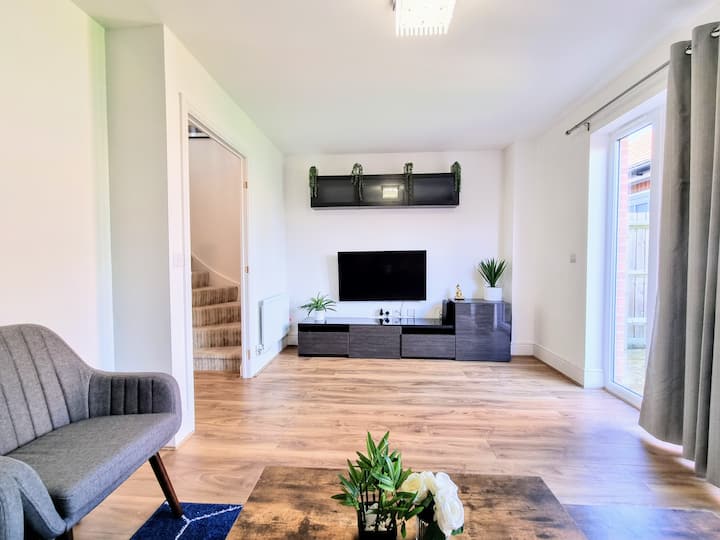 4br House Sleeps 8 | Parking | Contractor Friendly - Basildon