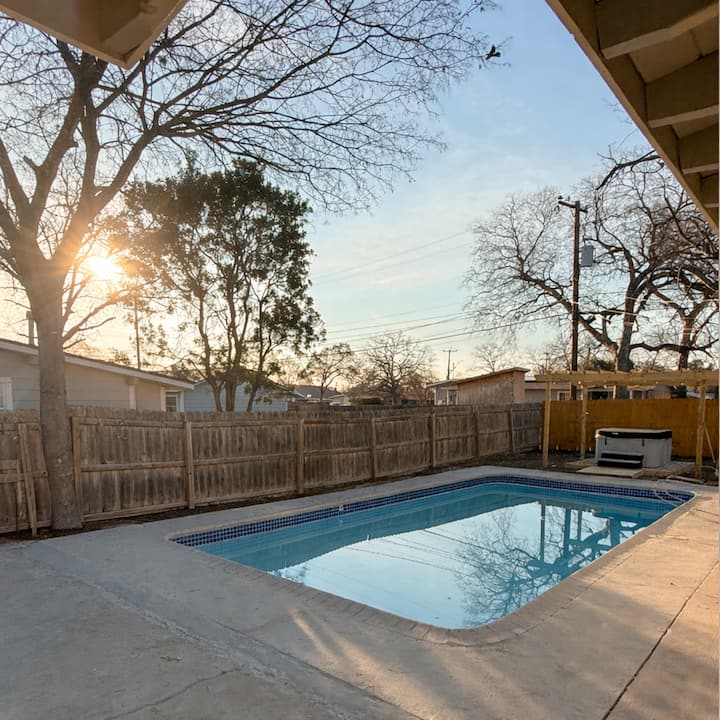Resort-style Pool & Hot Tub | Near Downtown - Alamo Heights, TX