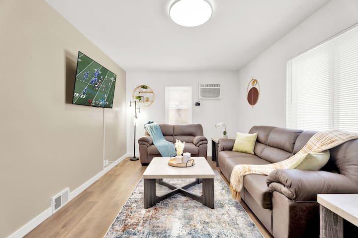 The Willow Rest | Free Wi-fi + Parking | Ab- Hills - Auburn Hills, MI