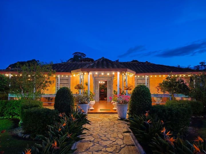 9br Comfortable Colonial Villa + Jacuzzi | Airport - Rionegro