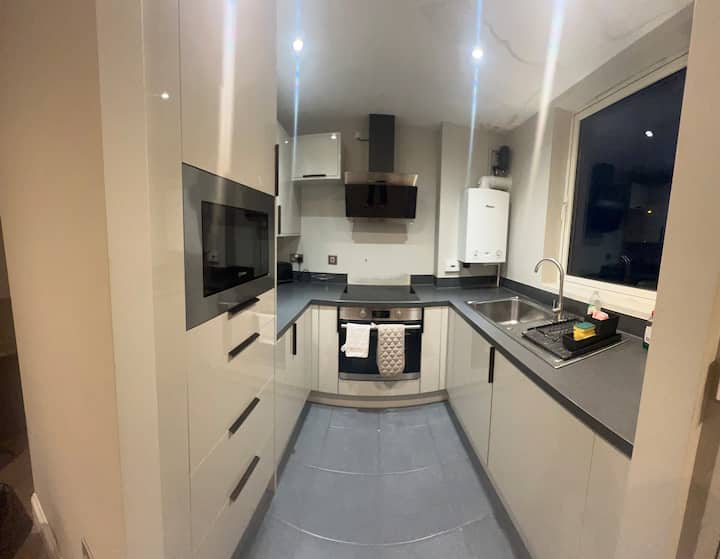 2 Bedroom Spacious Reverse Duplex Near Stadium - Leicester