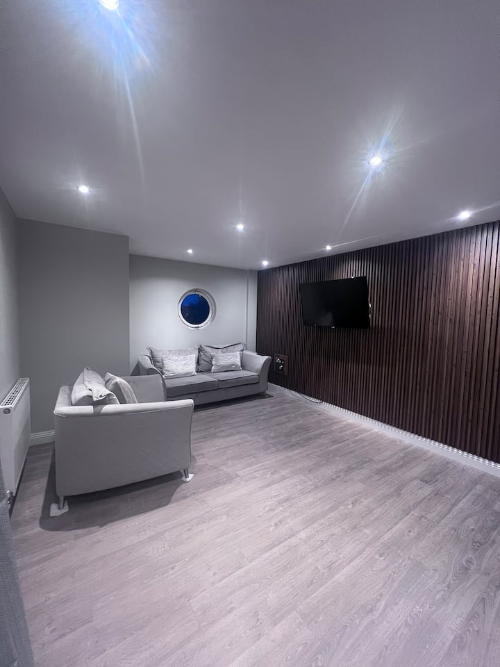 2 Bedroom Spacious Reverse Duplex Near Stadium - Leicester