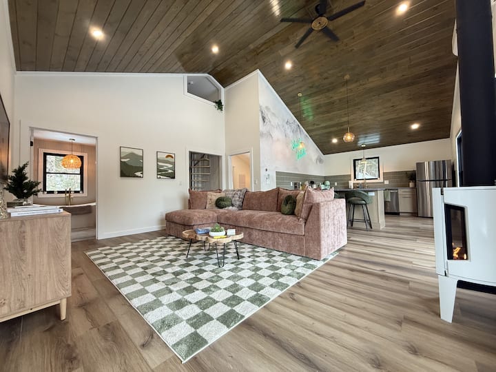 Shred Chalet | Near Stowe W/ Hot Tub - Stowe, VT