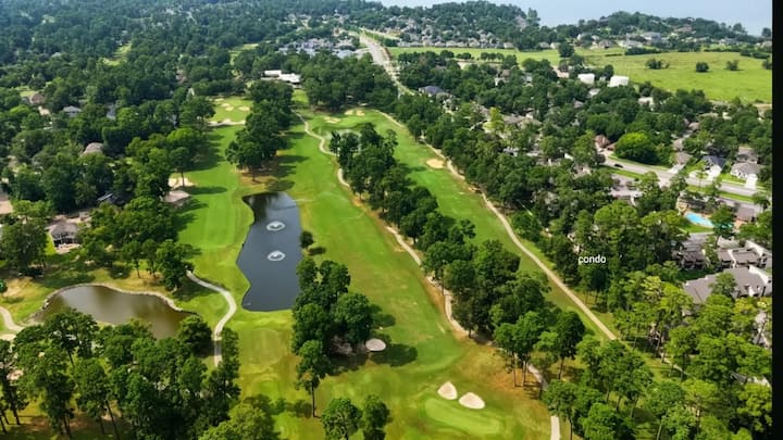 Golf Front Condo With A Peak At The Bay. - Conroe, TX