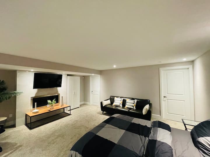 Luxury Ensuite With Attached Bathroom - カナタ