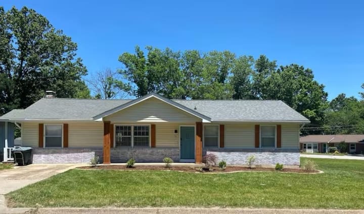 Spacious Modern Farmhouse | Ideal For Families - Rolla, MO