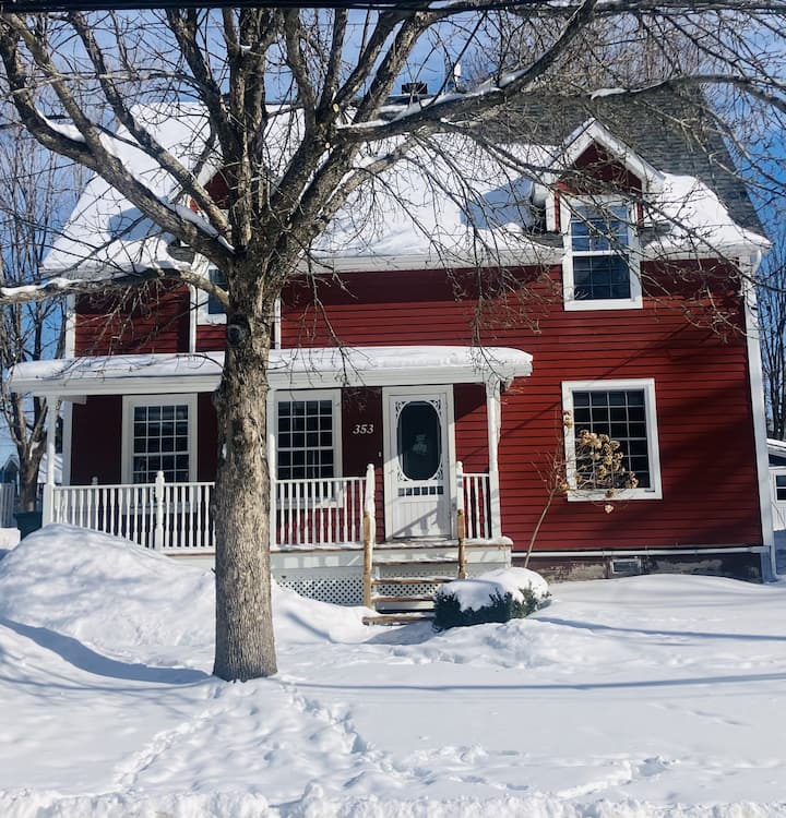 Nature & Saveurs : Votre Camp De Base Près Du Lac - Mont Sutton, QC