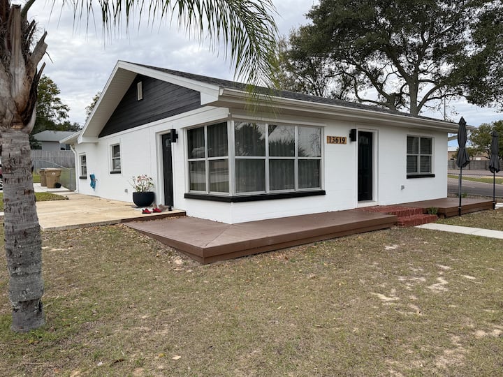 Lake House Getaway! Close To Disney & Everything! - Clermont, FL