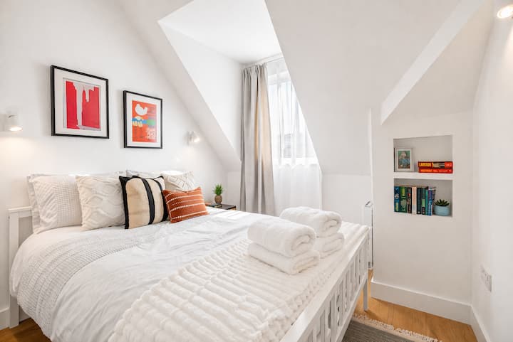 Stylish Flat| Sleeps 4 |Long Stays|parking |Beach - Eastbourne