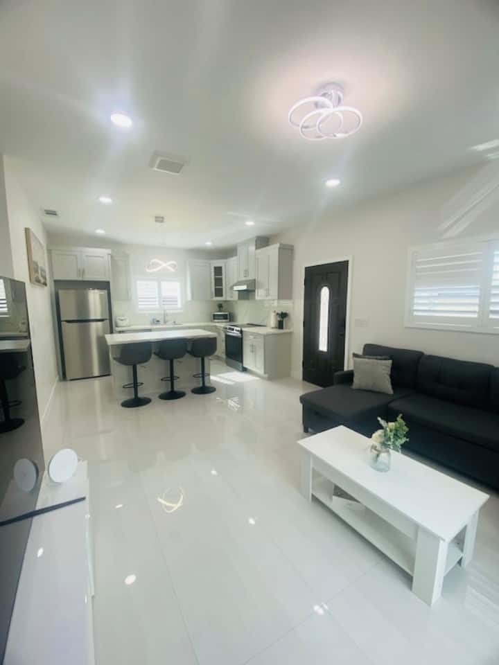 New Modern 2br/2ba • Mins To Disney • Free Parking - Orange County