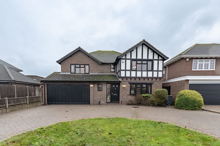 Tudor Style Seafront Home | Sea Views | Shoebury - Southend-on-Sea