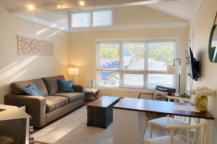 1bdrm Renovated Condo In Gondola Village - Canada