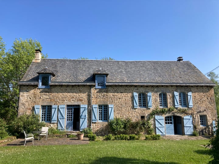 Charmante Maison Campagnarde Avec Grande Piscine - Mauriac