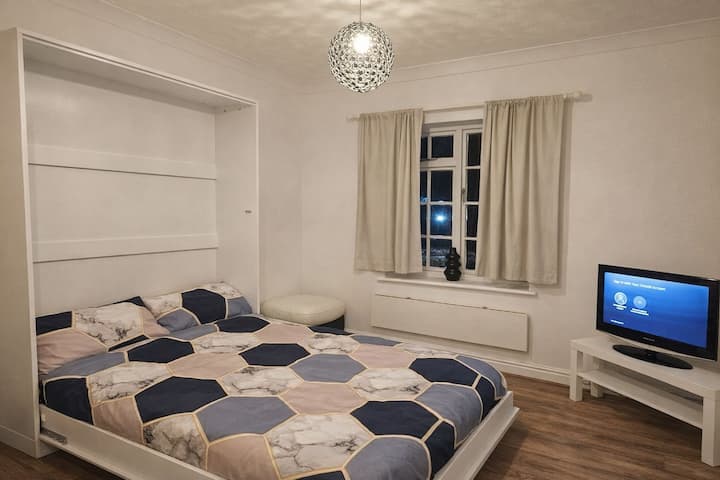 Newly Renovated Studio Flat In Bishop’s Stortford - London Stansted Airport (STN)