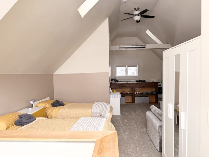 Coach House | Step Outside To Architectural Icons! - Water Park, Harwood Heights