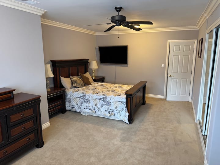 Large Bedroom / Bathroom In Nice Neighborhood - Anaheim, CA