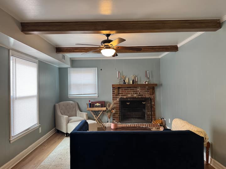Cozy Stay: Fireplace, Nespresso Bar & Fenced Yard - Greensboro, NC