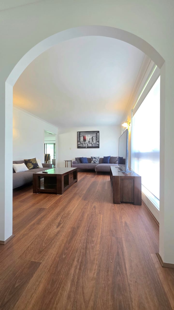 Rosewood | Spacious Sunfilled Highlands Retreat - Moss Vale