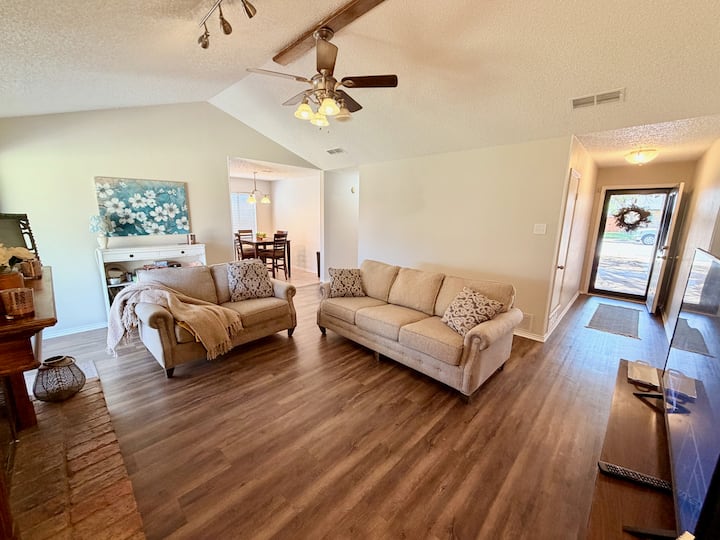 Cozy Home In South Lubbock - Lubbock, TX
