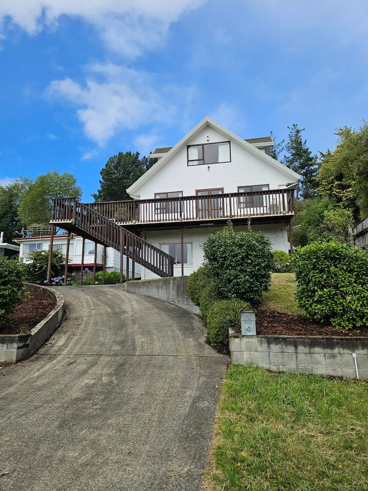 Spacious Apartment With Tongariro River Views - New Zealand