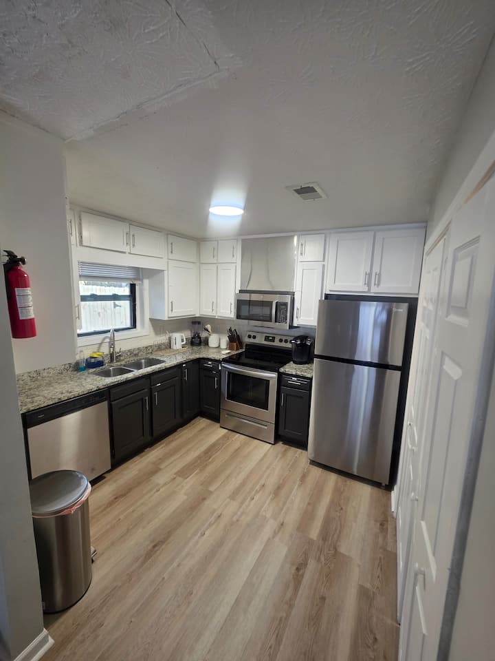 4br/2ba Smart Home | 8 Min To Airport| Fenced Yard - Riverdale, GA