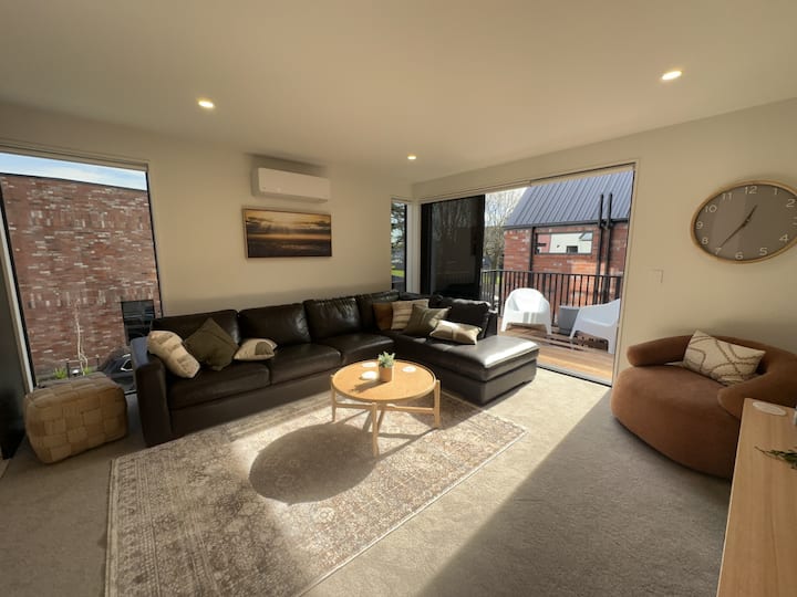 Luxury Townhouse | Garage | Arcade | Pets Ok - Christchurch