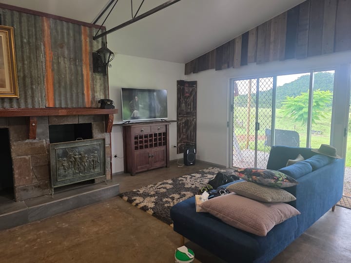 Rustic Farmhouse Located On 25 Acres. - Ravenshoe