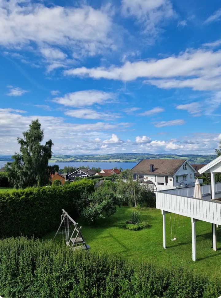 Stort Hus Med Utsikt Over Mjøsa - Gjøvik
