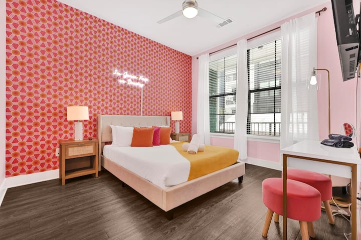Steps To Broadway! Sleeps 6! Heated Pool! Glam Bar - Nashville, TN