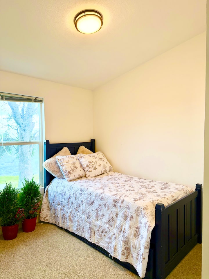 Scenic Sierra Foothills Retreat •View Deck •Wi-fi - Copperopolis, CA
