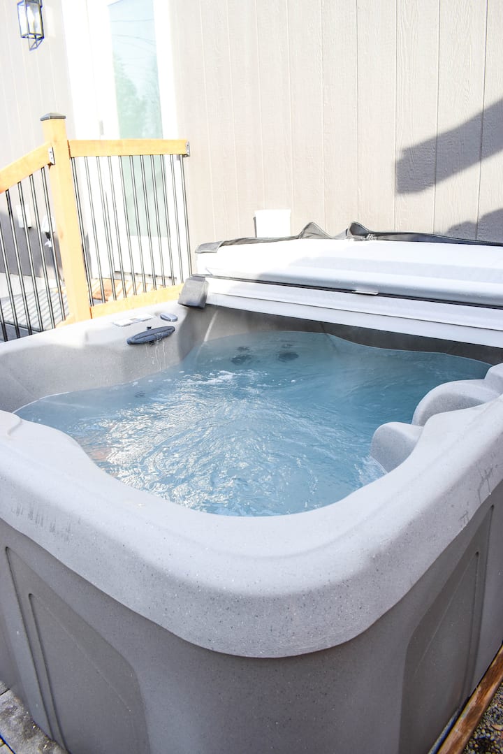 New 1br House | Hot Tub | W/d | Full Kitchen - Medford, OR