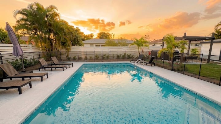 Tropical Pool Retreat | Putting Green | Sleeps 10 - Fort Myers