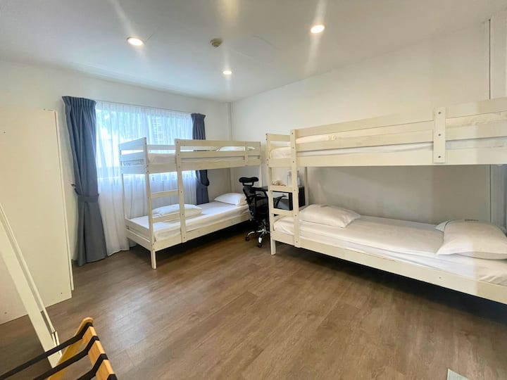 Budget Room For Up To 4! @Nus & Haw Par Mrt (401) - Singapore