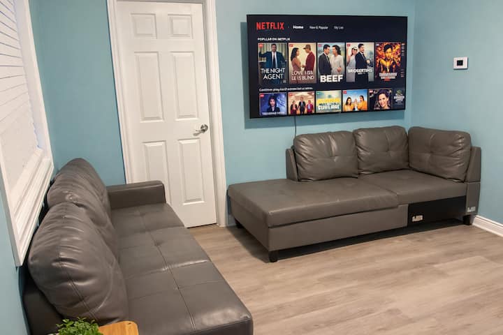 Walk To Caesars Windsor Sleeps 8 Hot Tub 2 Parking - Windsor, ON, Canada