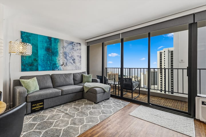 Modern Oceanfront Waikiki High-rise | 30th Floor - O‘ahu, HI