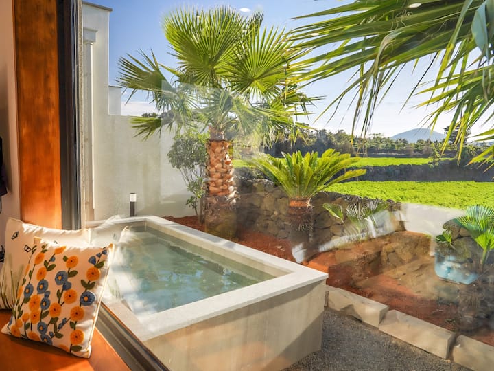 제주 세화 프라이빗 신상숙소 독채/ 커플 감성숙소/온수자쿠지 무료/제주프로포즈풀빌라 - Jeju