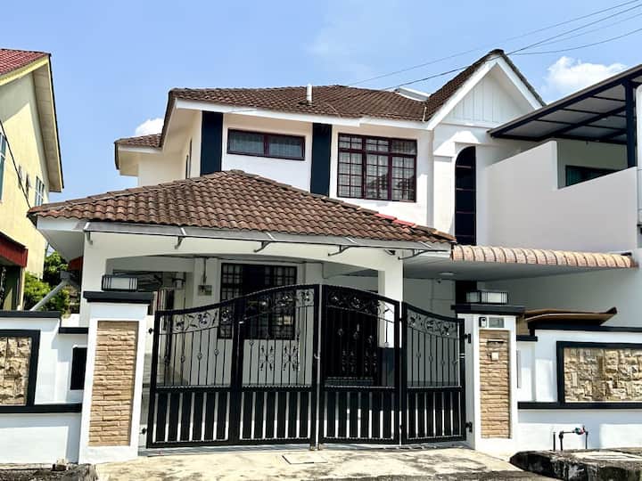 Spacious Classic 4br Family Haven I Simpang Ampat - Batu Kawan