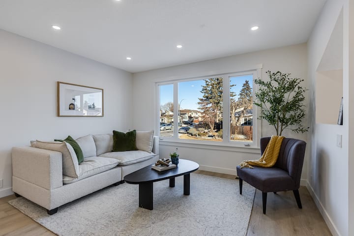 Cozy Three Bedroom House - Calgary