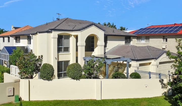 Prestige Suburban Manor Near Shops & Eats - Brisbane