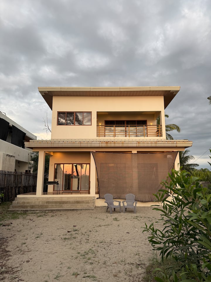 Sunset View Beachfront Home With King Bed - Sipalay