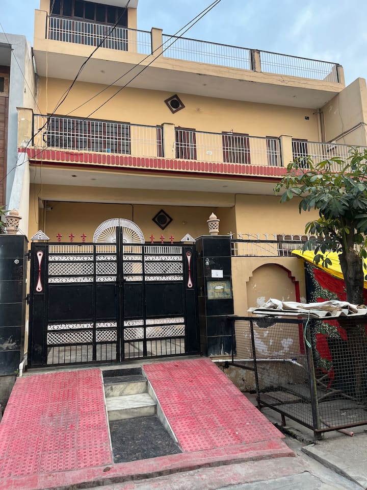 Radhe Krishna Home Stay - Mathura