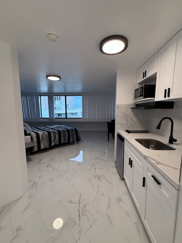 Newly Renovated Ocean View W/ Parking - O‘ahu, HI