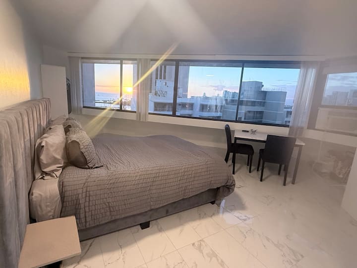 Freshly Renovated Ocean View W/ Parking - Honolulu, HI